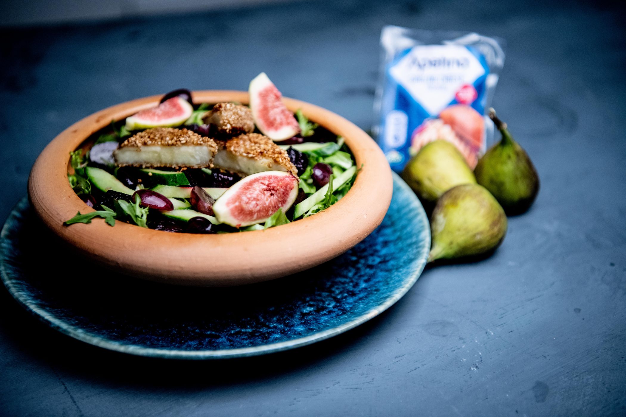 Frisk salat med sesampanert Apetina-ost